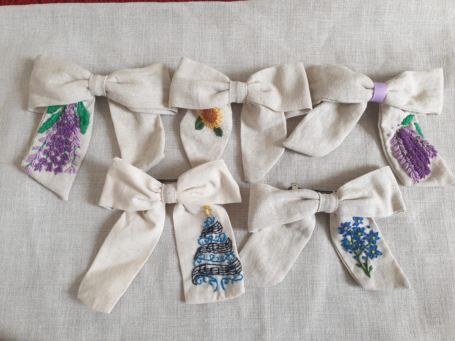 Floral hand-embroidered bow – SchneiderWear