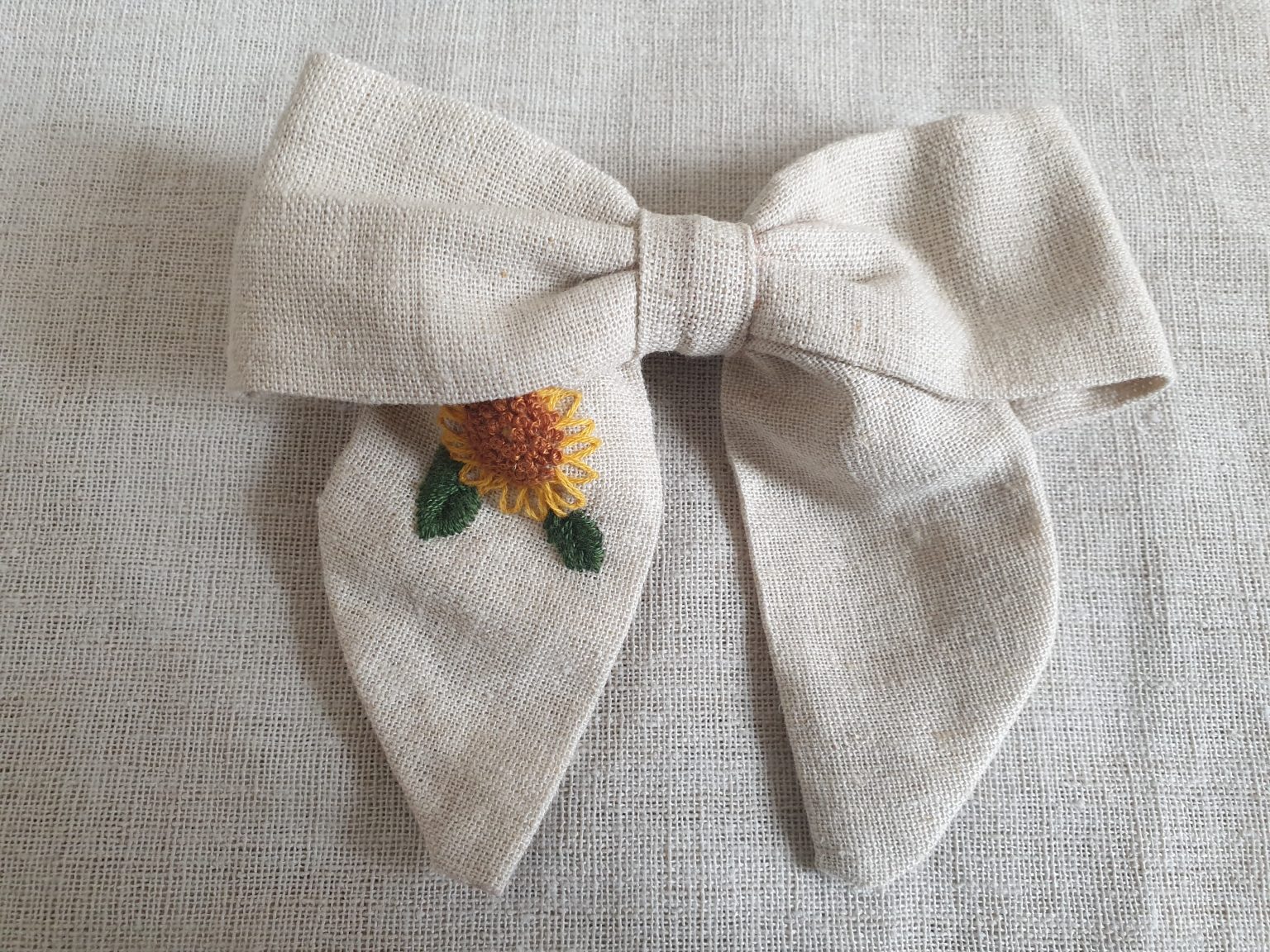 Floral hand-embroidered bow – SchneiderWear